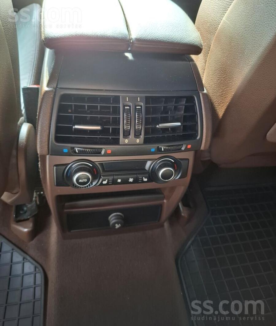 Pelēks BMW X5 2010 Rīga, ar dzinēja tilpumu 3.00 L un nobraukumu 295 tūkst. km par 12990 €, foto 29 vietnē AUTOMOTO.COM.LV