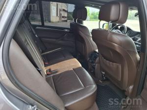 Pelēks BMW X5 2010 Rīga, ar dzinēja tilpumu 3.00 L un nobraukumu 295 tūkst. km par 12990 €, foto 31 vietnē AUTOMOTO.COM.LV