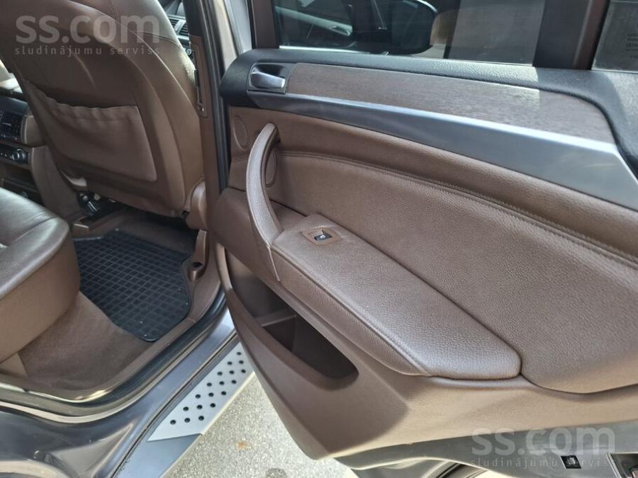 Pelēks BMW X5 2010 Rīga, ar dzinēja tilpumu 3.00 L un nobraukumu 295 tūkst. km par 12990 €, foto 33 vietnē AUTOMOTO.COM.LV