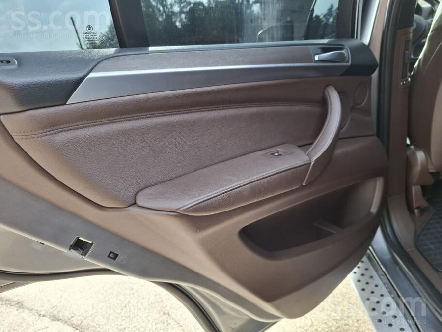 Pelēks BMW X5 2010 Rīga, ar dzinēja tilpumu 3.00 L un nobraukumu 295 tūkst. km par 12990 €, foto 35 vietnē AUTOMOTO.COM.LV