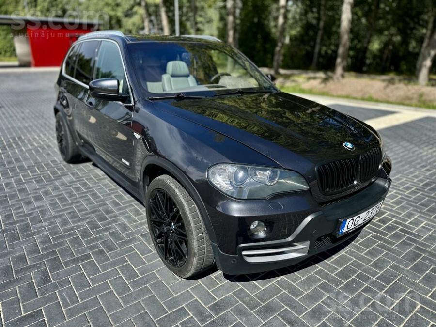 Grey BMW X5 2010 in Riga, with an engine capacity of 3.00 L and mileage of 360 thousand km for 12400 €, photo 1 on AUTOMOTO.COM.LV