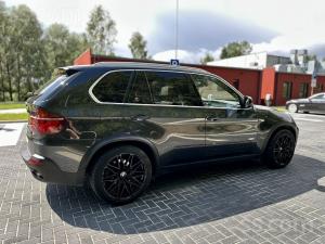 Grey BMW X5 2010 in Riga, with an engine capacity of 3.00 L and mileage of 360 thousand km for 12400 €, photo 4 on AUTOMOTO.COM.LV