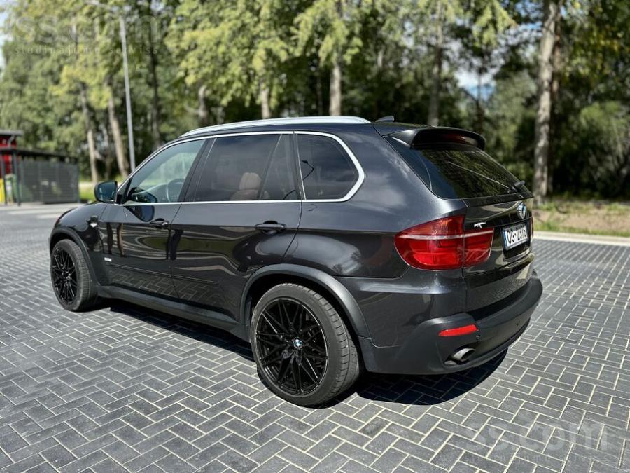 Grey BMW X5 2010 in Riga, with an engine capacity of 3.00 L and mileage of 360 thousand km for 12400 €, photo 5 on AUTOMOTO.COM.LV