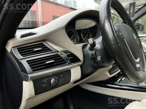 Grey BMW X5 2010 in Riga, with an engine capacity of 3.00 L and mileage of 360 thousand km for 12400 €, photo 9 on AUTOMOTO.COM.LV