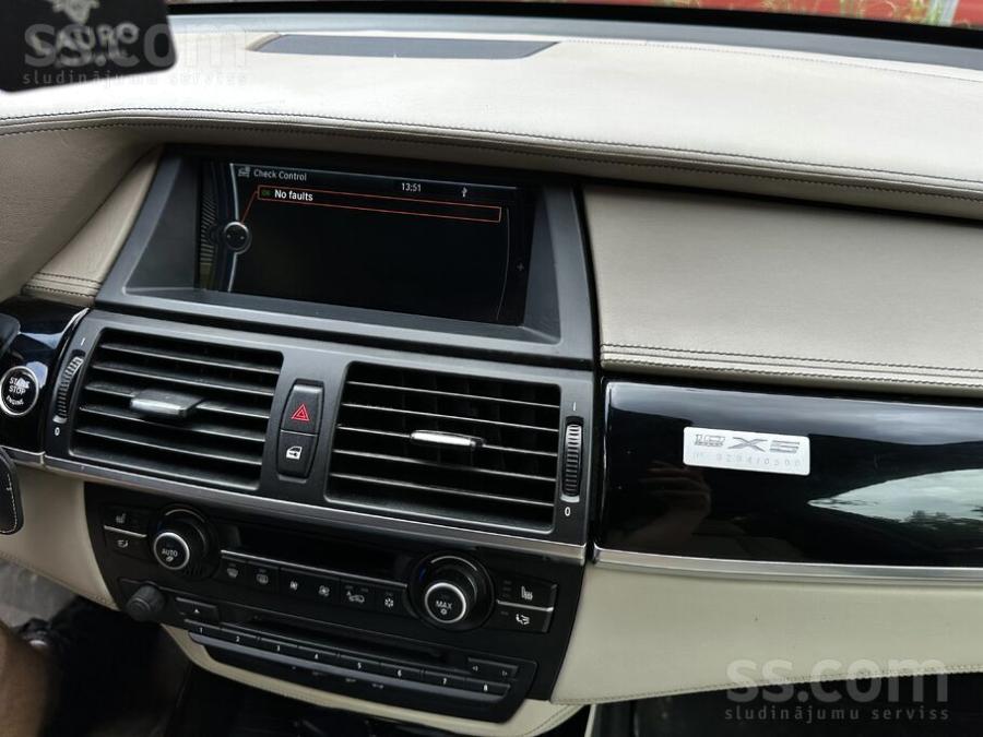 Grey BMW X5 2010 in Riga, with an engine capacity of 3.00 L and mileage of 360 thousand km for 12400 €, photo 10 on AUTOMOTO.COM.LV