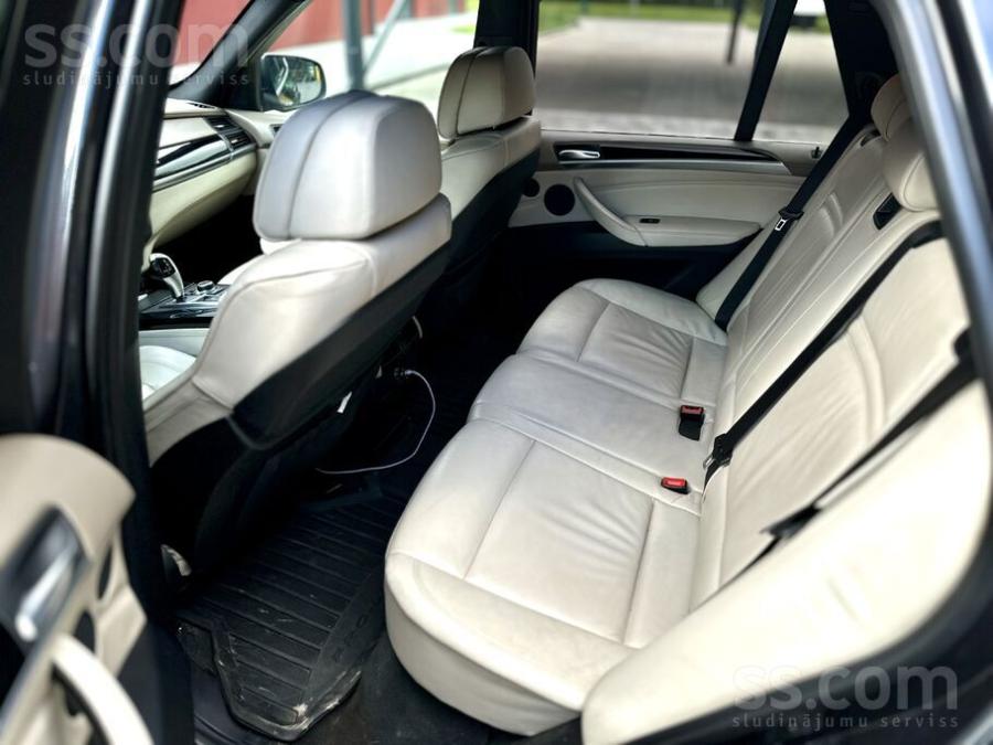 Grey BMW X5 2010 in Riga, with an engine capacity of 3.00 L and mileage of 360 thousand km for 12400 €, photo 11 on AUTOMOTO.COM.LV