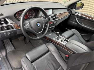 Grey BMW X5 2010 in Marijampole, with an engine capacity of 2.99 L and mileage of 264 thousand km for 10350 €, photo 3 on AUTOMOTO.COM.LV