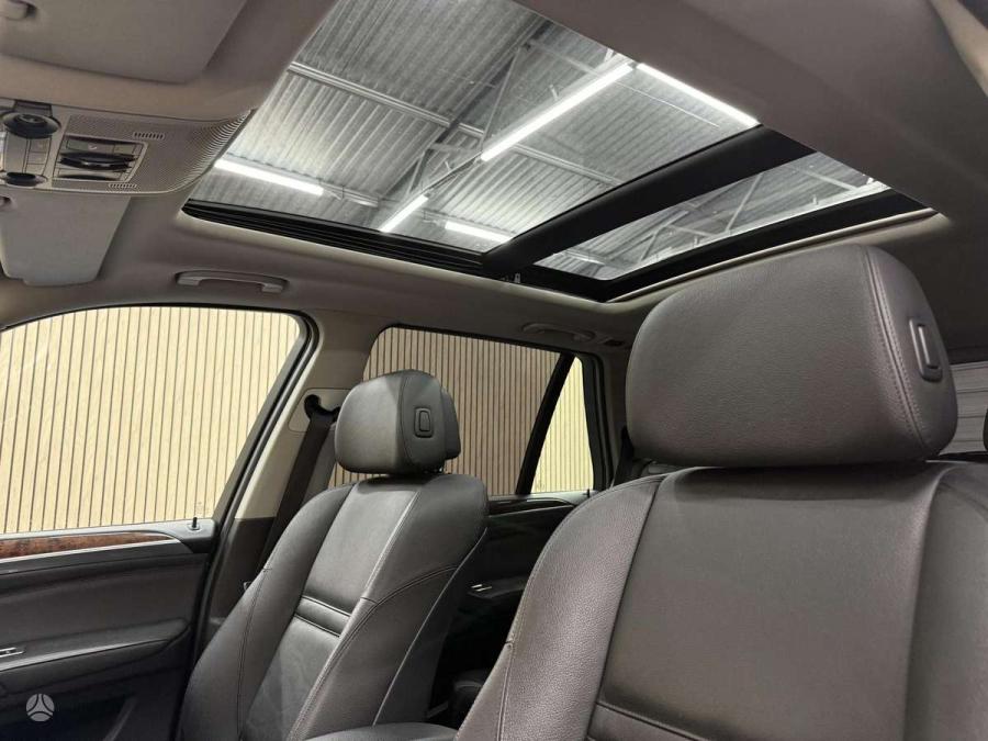 Grey BMW X5 2010 in Marijampole, with an engine capacity of 2.99 L and mileage of 264 thousand km for 10350 €, photo 4 on AUTOMOTO.COM.LV