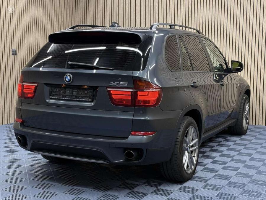 Grey BMW X5 2010 in Marijampole, with an engine capacity of 2.99 L and mileage of 264 thousand km for 10350 €, photo 9 on AUTOMOTO.COM.LV