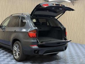 Grey BMW X5 2010 in Marijampole, with an engine capacity of 2.99 L and mileage of 264 thousand km for 10350 €, photo 14 on AUTOMOTO.COM.LV