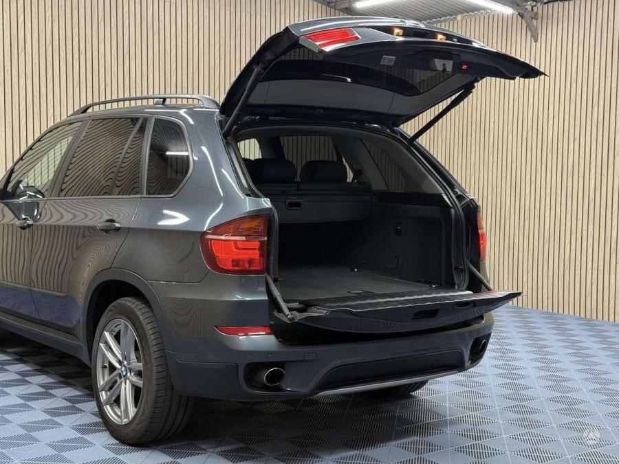 Grey BMW X5 2010 in Marijampole, with an engine capacity of 2.99 L and mileage of 264 thousand km for 10350 €, photo 14 on AUTOMOTO.COM.LV