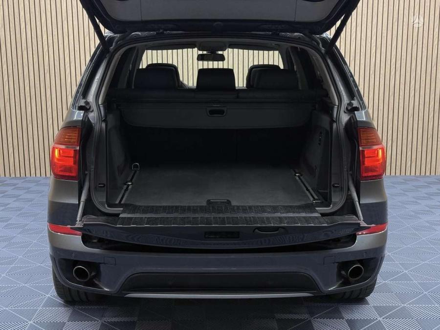Grey BMW X5 2010 in Marijampole, with an engine capacity of 2.99 L and mileage of 264 thousand km for 10350 €, photo 15 on AUTOMOTO.COM.LV