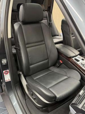 Grey BMW X5 2010 in Marijampole, with an engine capacity of 2.99 L and mileage of 264 thousand km for 10350 €, photo 17 on AUTOMOTO.COM.LV