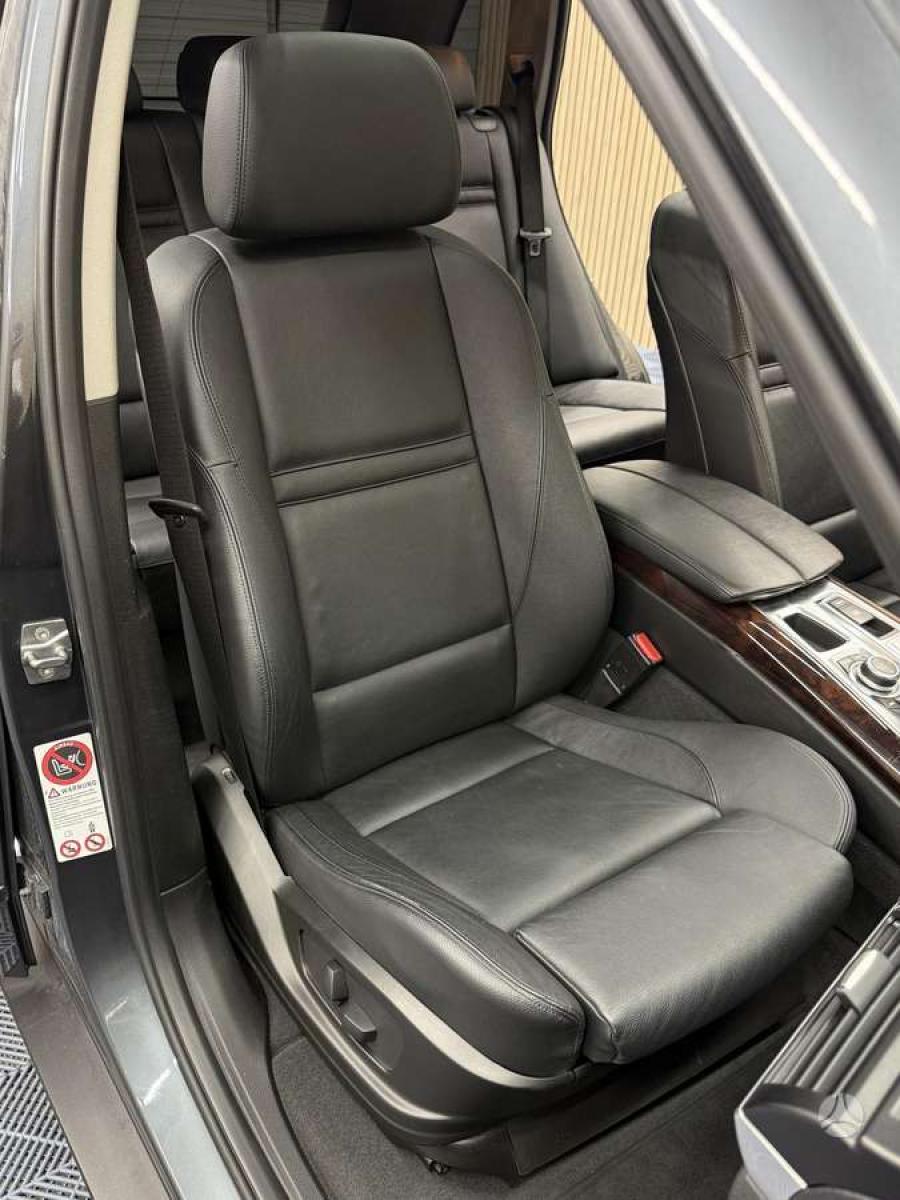 Grey BMW X5 2010 in Marijampole, with an engine capacity of 2.99 L and mileage of 264 thousand km for 10350 €, photo 17 on AUTOMOTO.COM.LV