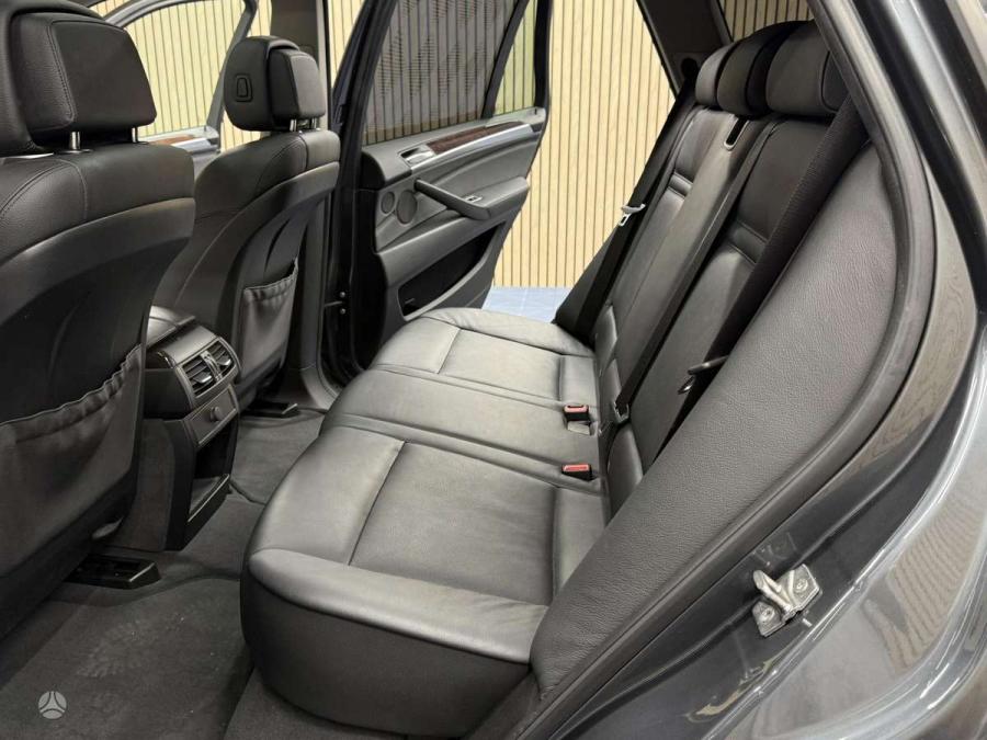 Grey BMW X5 2010 in Marijampole, with an engine capacity of 2.99 L and mileage of 264 thousand km for 10350 €, photo 19 on AUTOMOTO.COM.LV