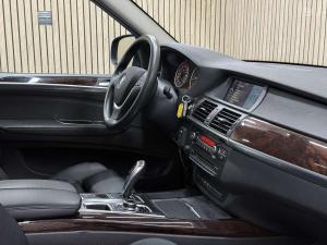 Grey BMW X5 2010 in Marijampole, with an engine capacity of 2.99 L and mileage of 264 thousand km for 10350 €, photo 22 on AUTOMOTO.COM.LV