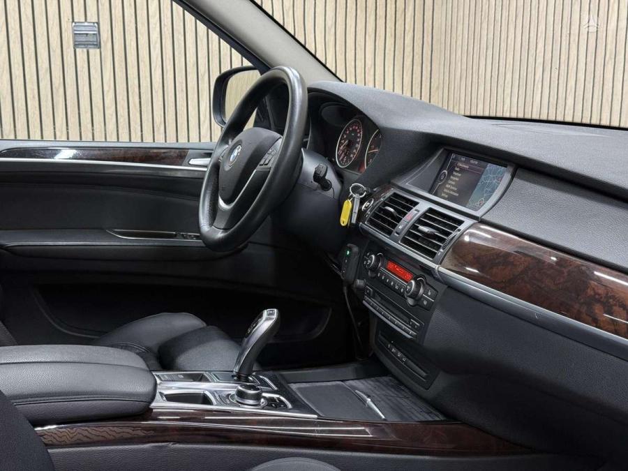 Grey BMW X5 2010 in Marijampole, with an engine capacity of 2.99 L and mileage of 264 thousand km for 10350 €, photo 22 on AUTOMOTO.COM.LV