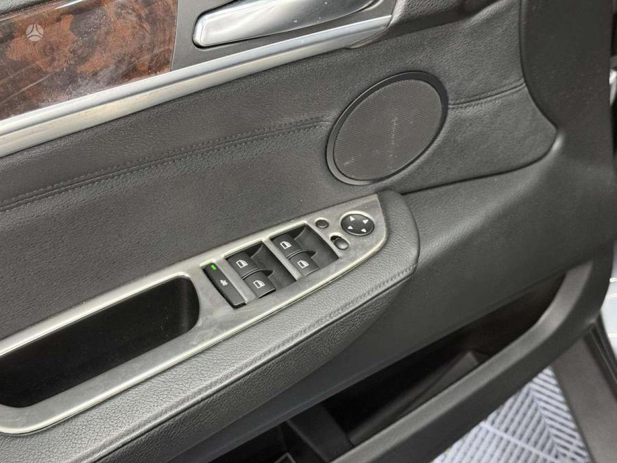 Grey BMW X5 2010 in Marijampole, with an engine capacity of 2.99 L and mileage of 264 thousand km for 10350 €, photo 25 on AUTOMOTO.COM.LV