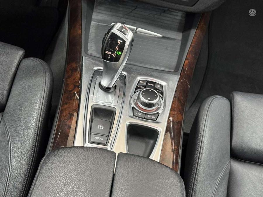 Grey BMW X5 2010 in Marijampole, with an engine capacity of 2.99 L and mileage of 264 thousand km for 10350 €, photo 33 on AUTOMOTO.COM.LV