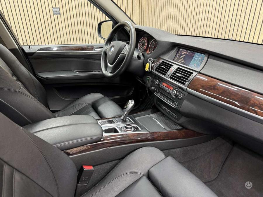 Grey BMW X5 2010 in Marijampole, with an engine capacity of 2.99 L and mileage of 264 thousand km for 10350 €, photo 34 on AUTOMOTO.COM.LV