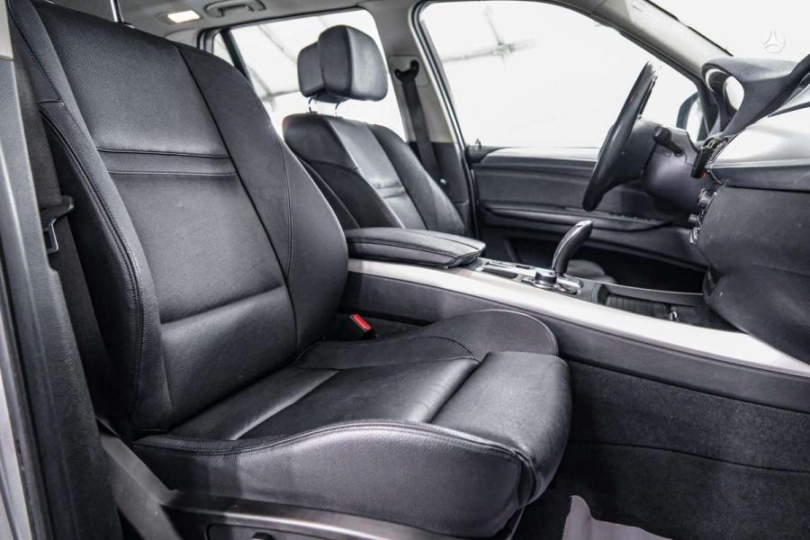 Pelēks BMW X5 2010 Kauņa, ar dzinēja tilpumu 3.00 L un nobraukumu 316 tūkst. km par 9990 €, foto 13 vietnē AUTOMOTO.COM.LV