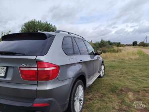 Grey BMW X5 2010 in Kaunas, with an engine capacity of 3.00 L and mileage of 300 thousand km for 6999 €, photo 3 on AUTOMOTO.COM.LV