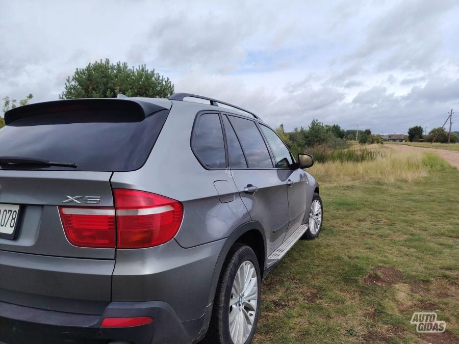 Grey BMW X5 2010 in Kaunas, with an engine capacity of 3.00 L and mileage of 300 thousand km for 6999 €, photo 3 on AUTOMOTO.COM.LV
