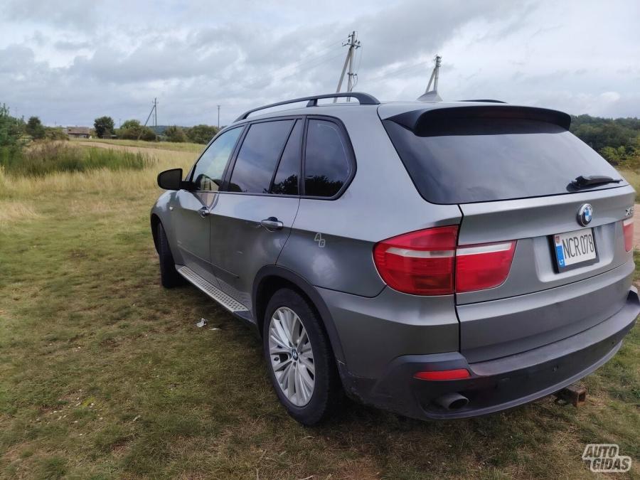 Grey BMW X5 2010 in Kaunas, with an engine capacity of 3.00 L and mileage of 300 thousand km for 6999 €, photo 5 on AUTOMOTO.COM.LV