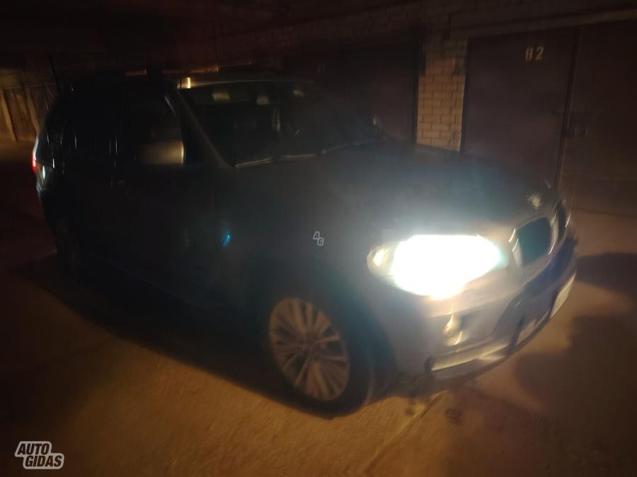 Grey BMW X5 2010 in Kaunas, with an engine capacity of 3.00 L and mileage of 300 thousand km for 6999 €, photo 7 on AUTOMOTO.COM.LV