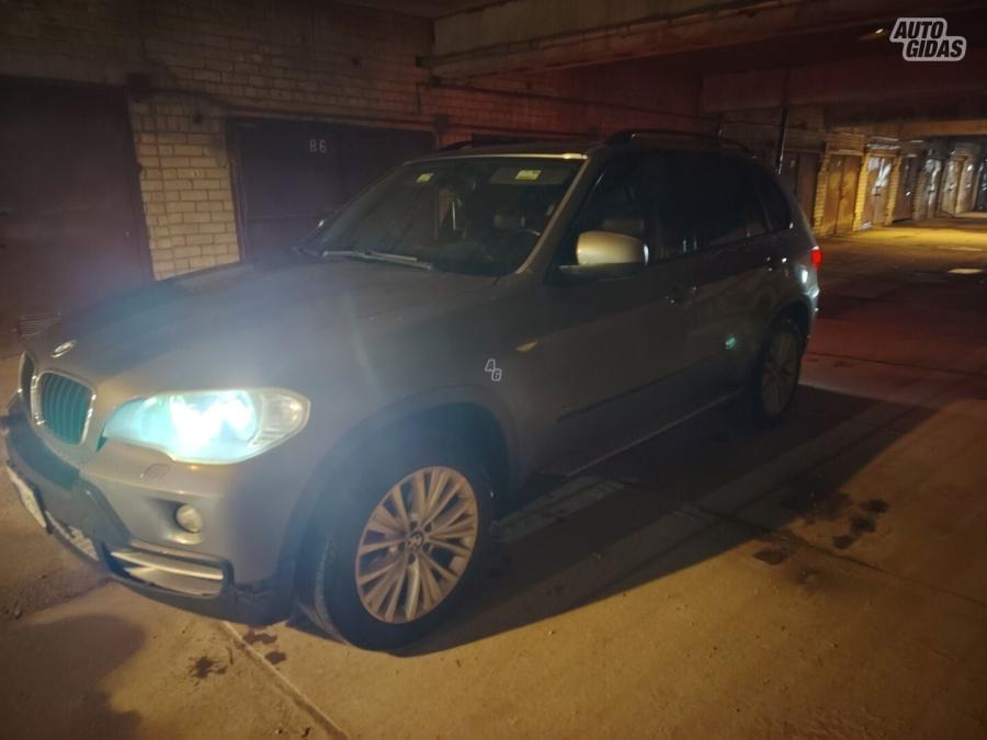Grey BMW X5 2010 in Kaunas, with an engine capacity of 3.00 L and mileage of 300 thousand km for 6999 €, photo 8 on AUTOMOTO.COM.LV