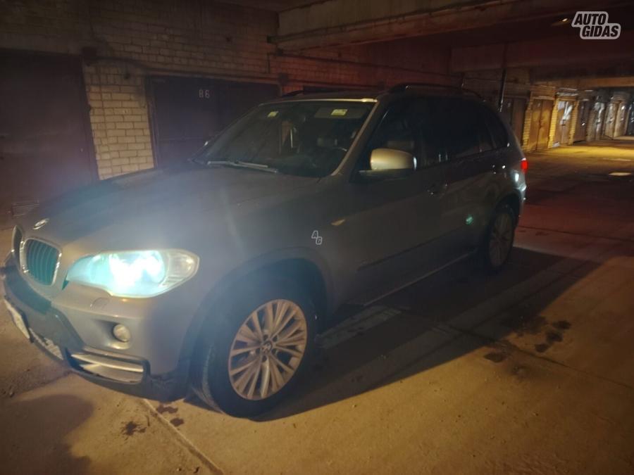 Grey BMW X5 2010 in Kaunas, with an engine capacity of 3.00 L and mileage of 300 thousand km for 6999 €, photo 8 on AUTOMOTO.COM.LV
