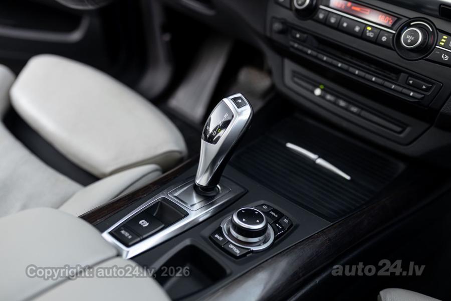 Pelēks BMW X5 2010 Tallina, ar dzinēja tilpumu 3.00 L un nobraukumu 255 tūkst. km par 11499 €, foto 10 vietnē AUTOMOTO.COM.LV