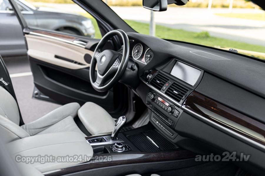 Pelēks BMW X5 2010 Tallina, ar dzinēja tilpumu 3.00 L un nobraukumu 255 tūkst. km par 11499 €, foto 13 vietnē AUTOMOTO.COM.LV