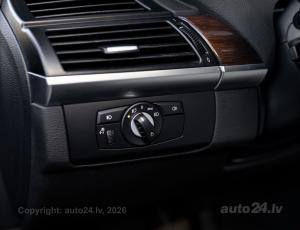 Pelēks BMW X5 2010 Tallina, ar dzinēja tilpumu 3.00 L un nobraukumu 255 tūkst. km par 11499 €, foto 14 vietnē AUTOMOTO.COM.LV