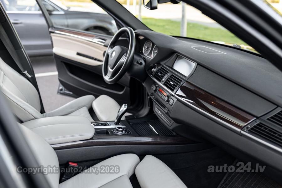 Pelēks BMW X5 2010 Tallina, ar dzinēja tilpumu 3.00 L un nobraukumu 255 tūkst. km par 11499 €, foto 23 vietnē AUTOMOTO.COM.LV