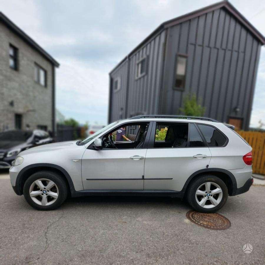 Grey BMW X5 2010 in Kaunas, with an engine capacity of 2.99 L and mileage of 220 thousand km for 8800 €, photo 1 on AUTOMOTO.COM.LV