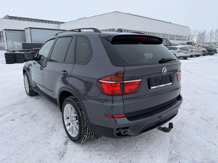 Grey BMW X5 2011 in Marijampole, with an engine capacity of 2.99 L and mileage of 295 thousand km for 10900 €, photo 3 on AUTOMOTO.COM.LV