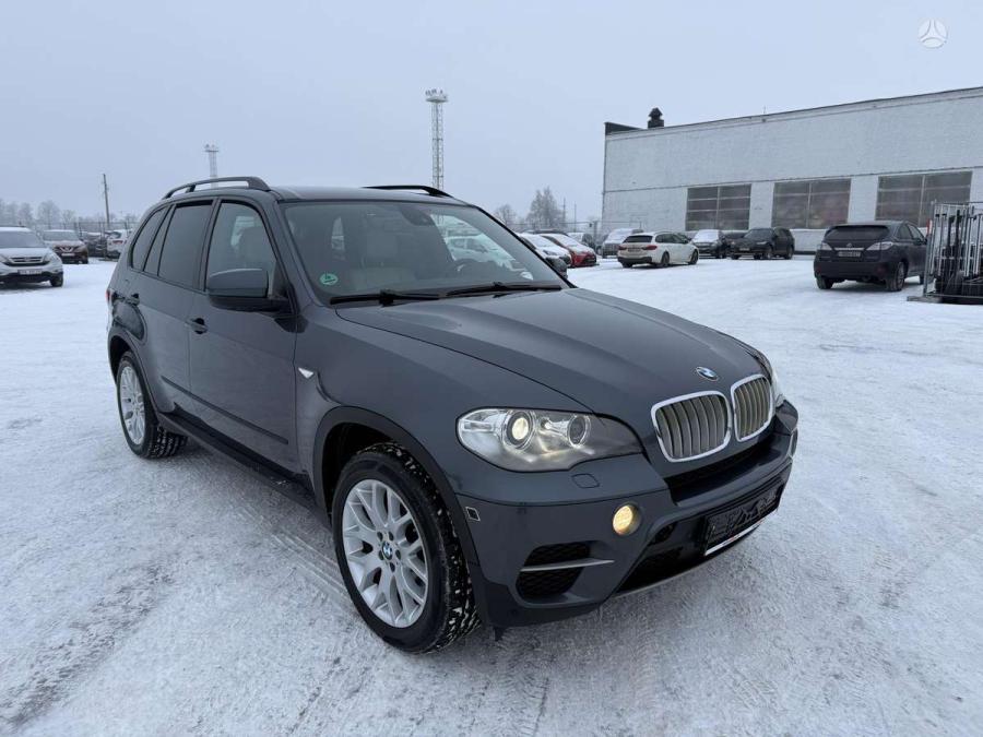 Grey BMW X5 2011 in Marijampole, with an engine capacity of 2.99 L and mileage of 295 thousand km for 10900 €, photo 8 on AUTOMOTO.COM.LV