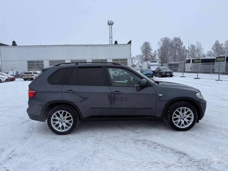 Grey BMW X5 2011 in Marijampole, with an engine capacity of 2.99 L and mileage of 295 thousand km for 10900 €, photo 9 on AUTOMOTO.COM.LV