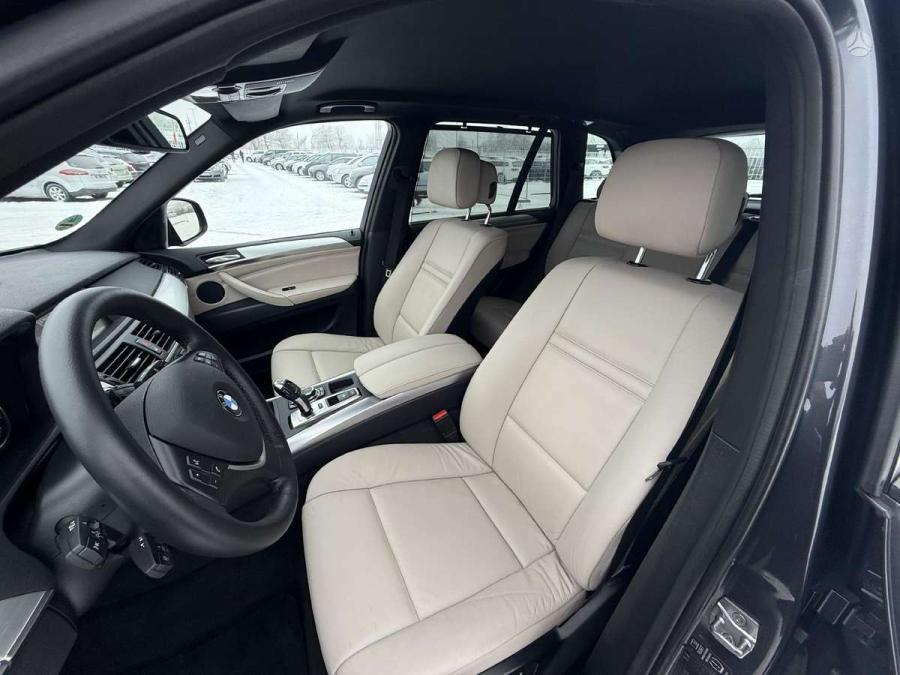 Grey BMW X5 2011 in Marijampole, with an engine capacity of 2.99 L and mileage of 295 thousand km for 10900 €, photo 13 on AUTOMOTO.COM.LV