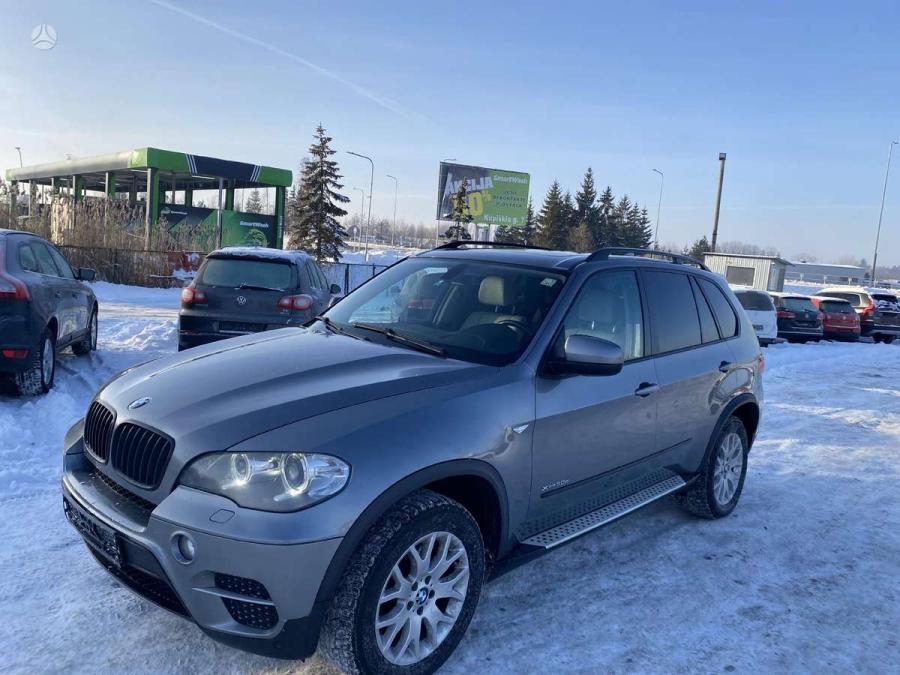 Grey BMW X5 2011 in Utena, with an engine capacity of 2.99 L and mileage of 260 thousand km for 11700 €, photo 1 on AUTOMOTO.COM.LV
