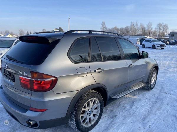 Grey BMW X5 2011 in Utena, with an engine capacity of 2.99 L and mileage of 260 thousand km for 11700 €, photo 6 on AUTOMOTO.COM.LV