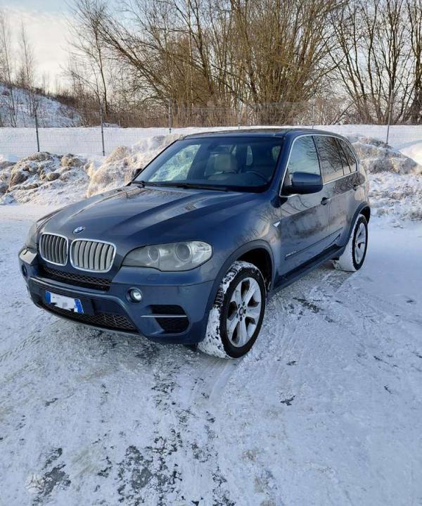 Pelēks BMW X5 2011 Viļņa, ar dzinēja tilpumu 2.99 L un nobraukumu 264 tūkst. km par 9400 €, foto 1 vietnē AUTOMOTO.COM.LV