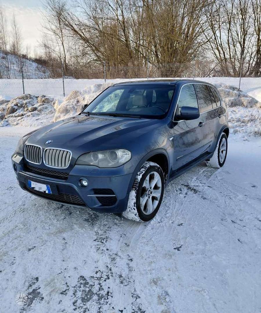 Grey BMW X5 2011 in Vilnius, with an engine capacity of 2.99 L and mileage of 264 thousand km for 9400 €, photo 1 on AUTOMOTO.COM.LV