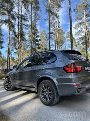 Grey BMW X5 2011 in Riga, with an engine capacity of 3.00 L and mileage of 257 thousand km for 11850 €, photo 4 on AUTOMOTO.COM.LV
