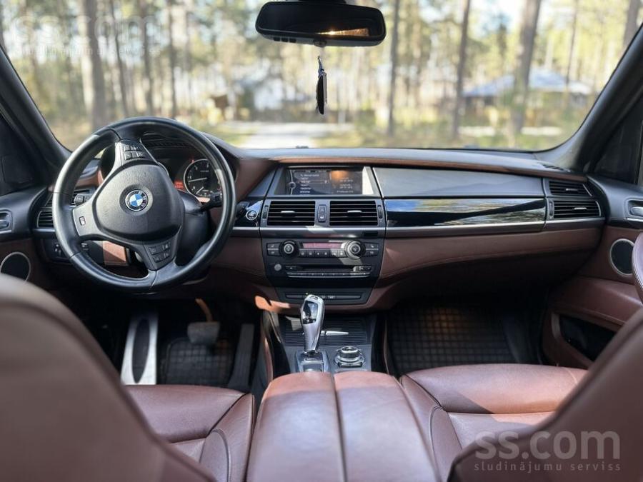 Grey BMW X5 2011 in Riga, with an engine capacity of 3.00 L and mileage of 257 thousand km for 11850 €, photo 8 on AUTOMOTO.COM.LV
