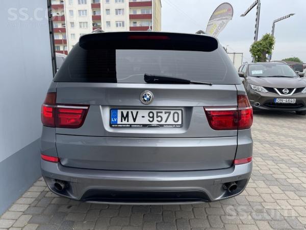 Pelēks BMW X5 2011 Talsi, ar dzinēja tilpumu 3.00 L un nobraukumu 360 tūkst. km par 9400 €, foto 4 vietnē AUTOMOTO.COM.LV