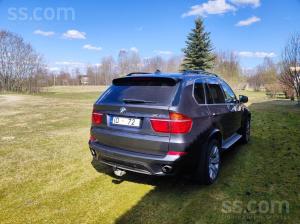 Grey BMW X5 2011 in Cesis, with an engine capacity of 3.00 L and mileage of 305 thousand km for 12350 €, photo 5 on AUTOMOTO.COM.LV