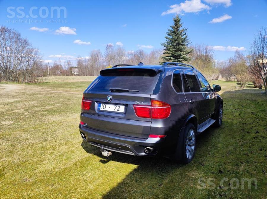 Grey BMW X5 2011 in Cesis, with an engine capacity of 3.00 L and mileage of 305 thousand km for 12350 €, photo 5 on AUTOMOTO.COM.LV
