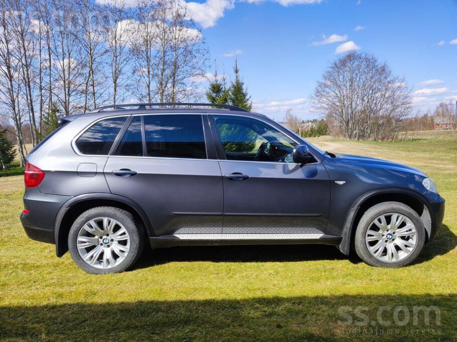 Grey BMW X5 2011 in Cesis, with an engine capacity of 3.00 L and mileage of 305 thousand km for 12350 €, photo 9 on AUTOMOTO.COM.LV